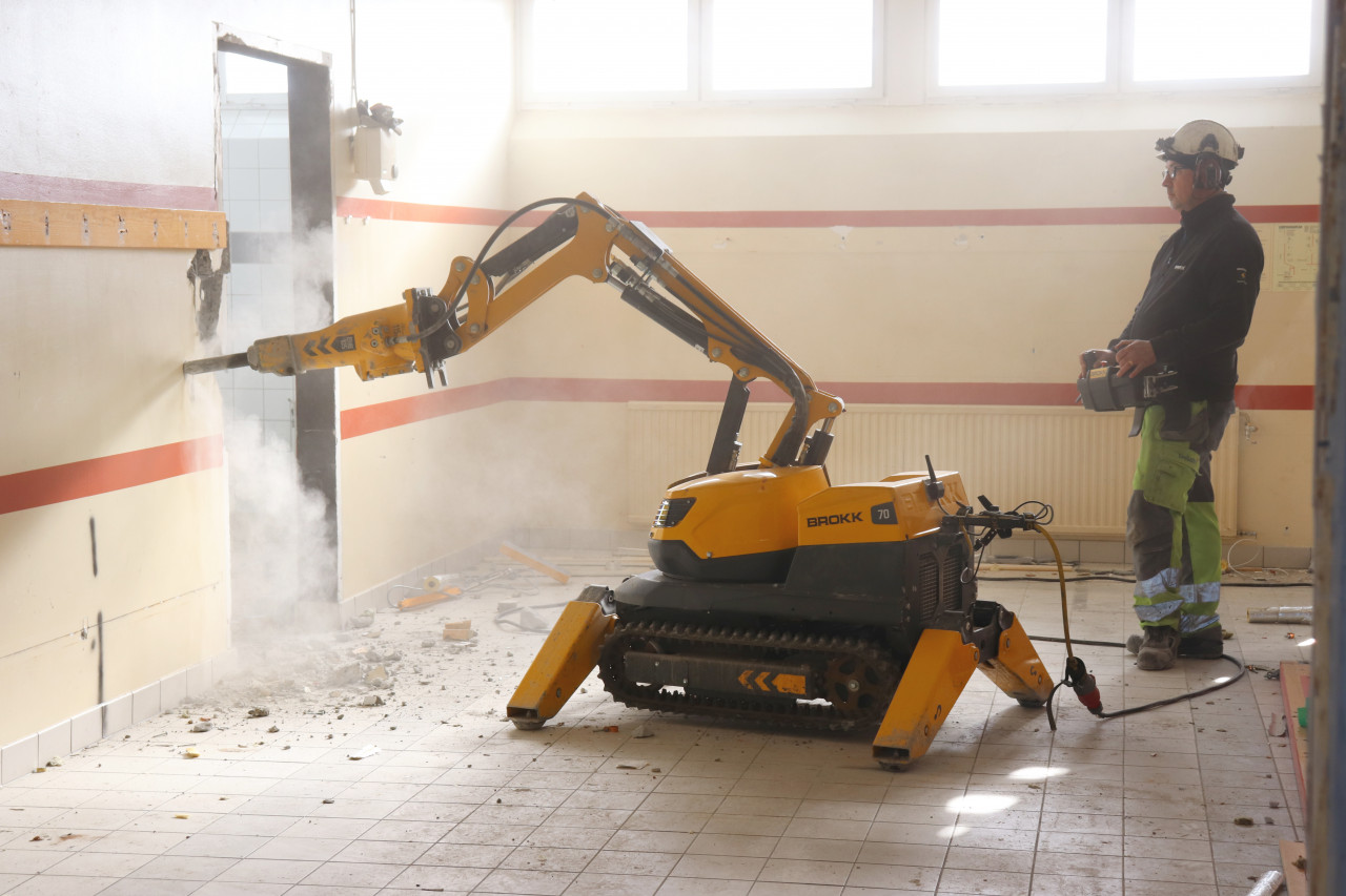 Robot Spotlight: the Brokk 70 - Brokk Global