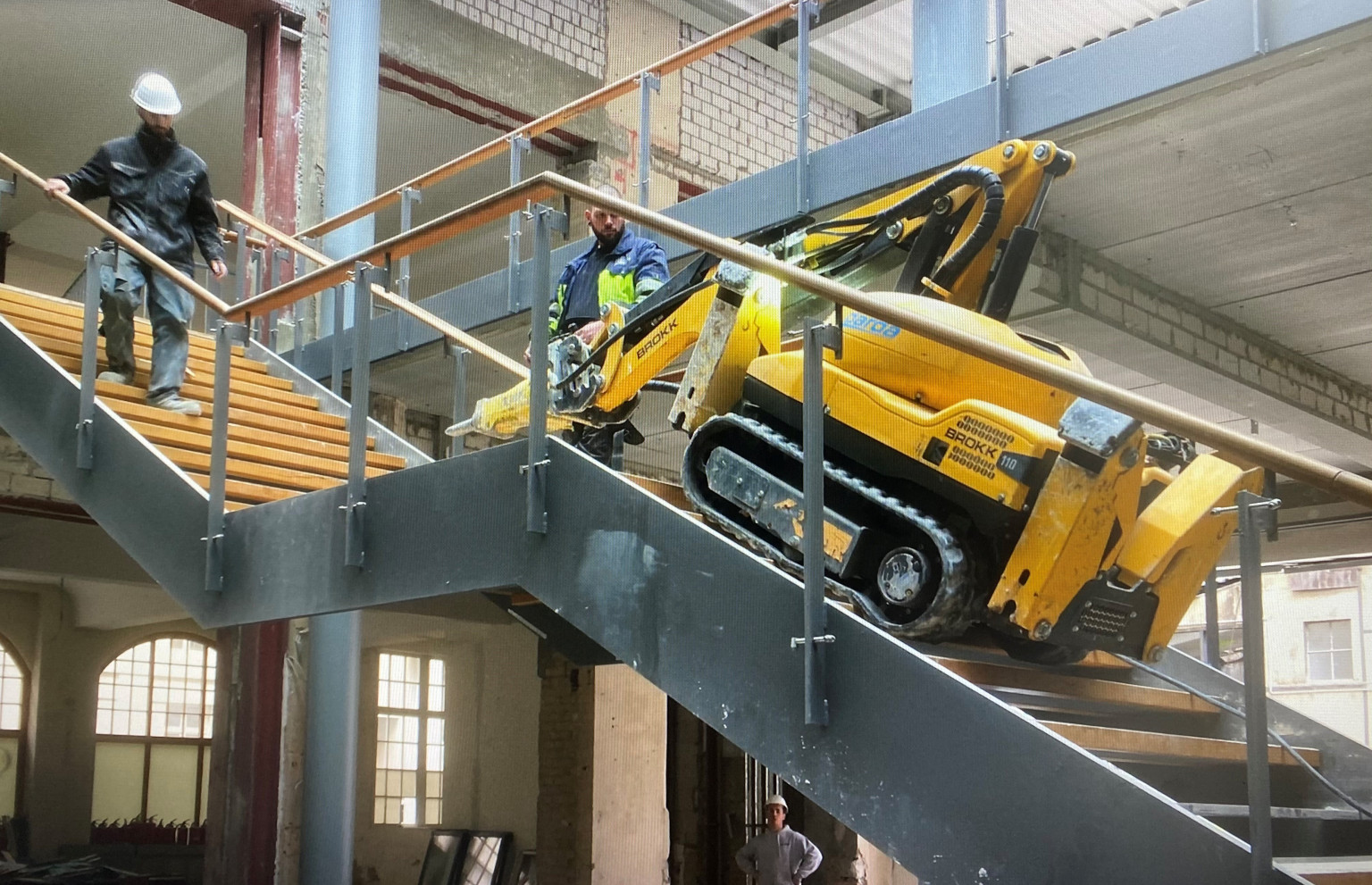 Robot spotlight: the Brokk 110 - Brokk Global