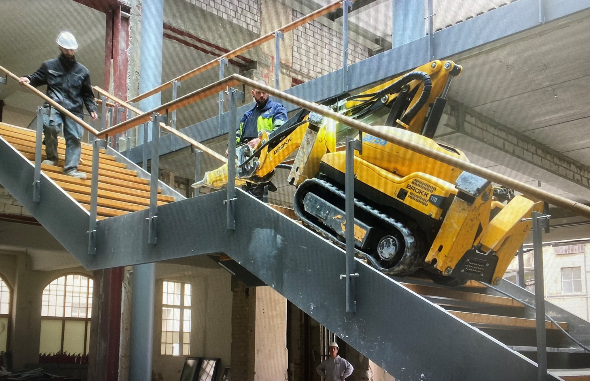 Robot spotlight: the Brokk 110 - Brokk Global